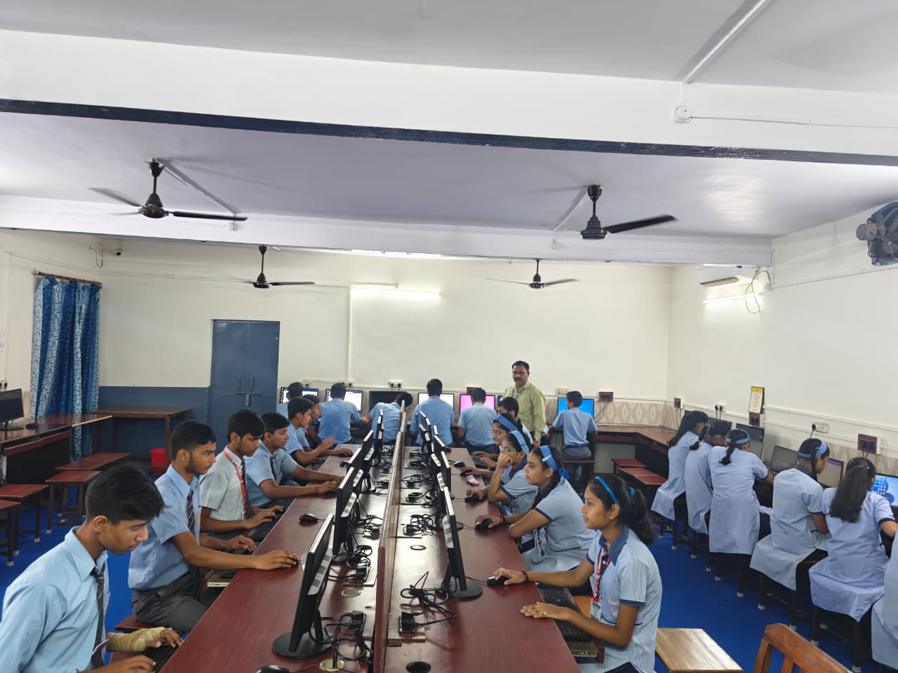Senior Computer Lab :: St. Teresa's Academy, Modi Nagar